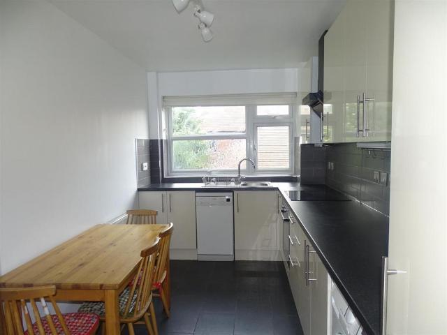 Manor Road, Barnet EN5 2 bed flat to rent £1,995 pcm £460 pw