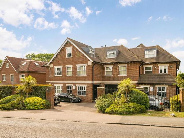 Manor Road, Chigwell IG7, 3 bed flat to rent, £2,950 pcm | PrimeLocation