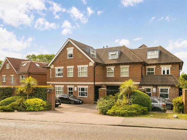 Manor Road, Chigwell 3 bed apartment to rent £2,950 pcm £681 pw