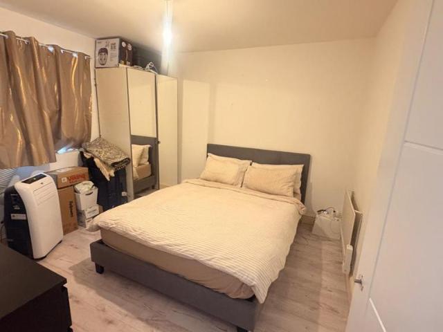 Manor Road, Dagenham RM10 2 bed flat to rent £2,000 pcm £462 pw
