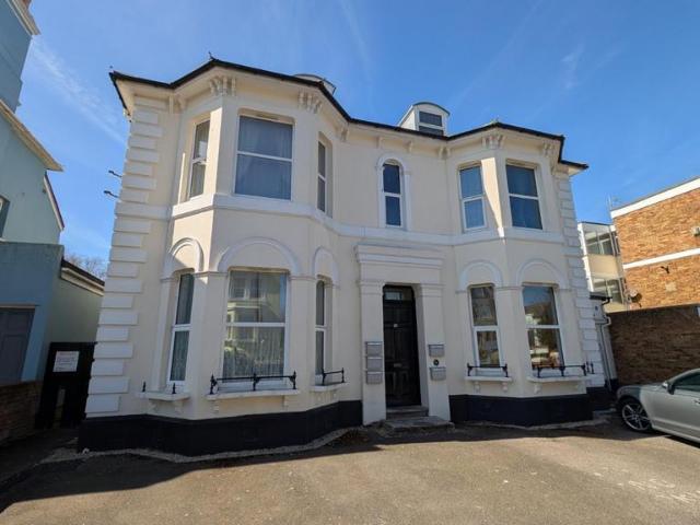 Manor Road, Folkestone, Kent, CT20 2 bed flat to rent £1,000 pcm £231 pw