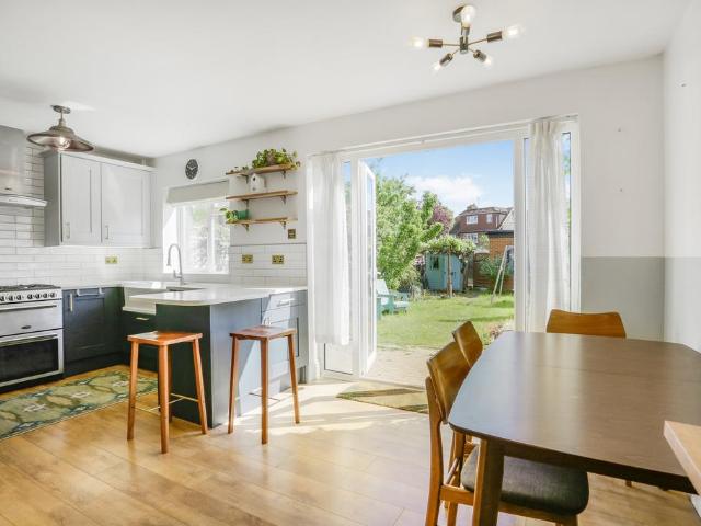 Manor Road, Guildford GU2 4 bed semi detached house to rent £2,600 pcm £600 pw