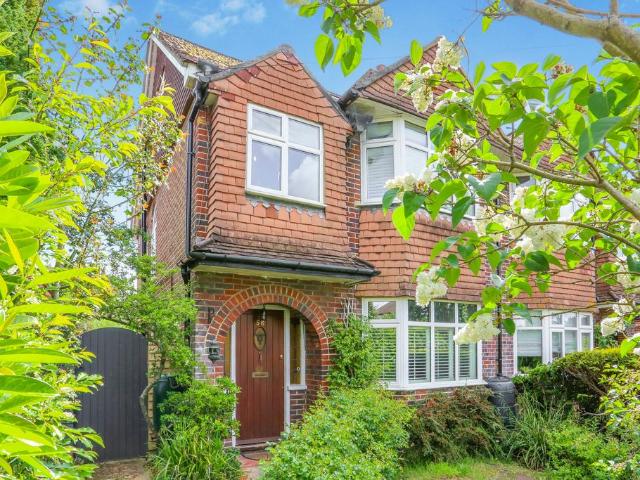 Manor Road, Guildford GU2 4 bed semi detached house to rent £2,995 pcm £691 pw