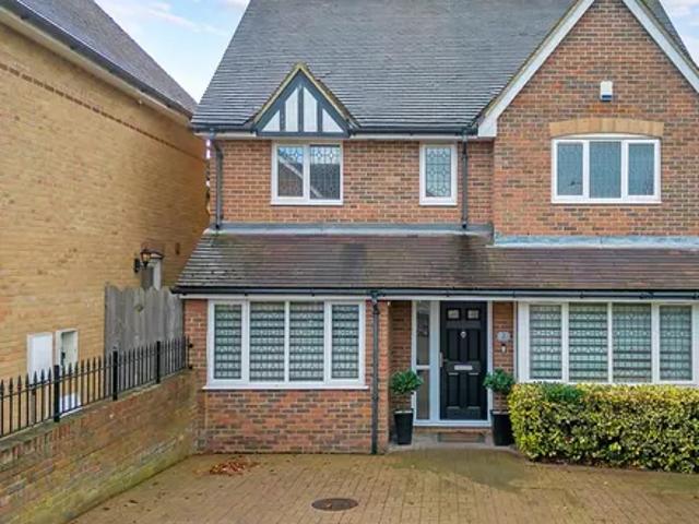 Manor Road, London, IG8 8BX, United Kingdom | 4 bed house for rent #138512043 | Rentberry