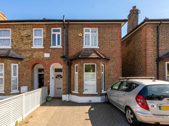 Manor Road, Richmond, TW9 3 bed house to rent £5,500 pcm £1,269 pw