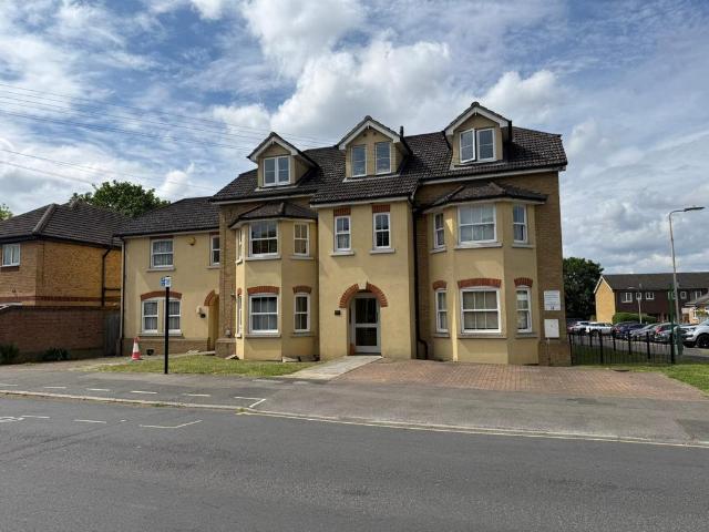 Manor Road, Romford RM1 2 bed flat to rent £1,550 pcm £358 pw