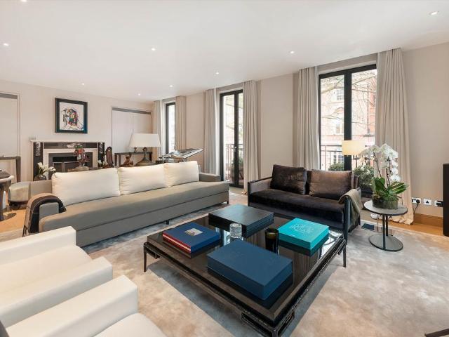 Manresa Road, London SW3 4 bed semi detached house to rent £38,783 pcm £8,950 pw