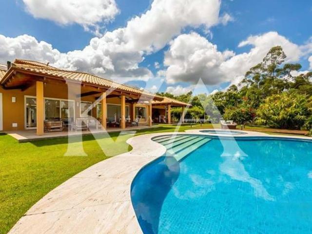 Mansão com arquitetura litorânea e total conexão com a natureza à venda no Terras de São José II
