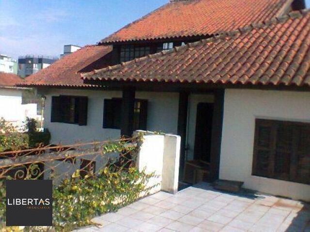 Mansão com 05 Quartos no Bairro Partenon