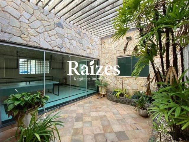 Mansão Comercial ou Residencial no Santa Mônica | 6 Quartos e Lazer Completo | Raízes Negócios Imobi