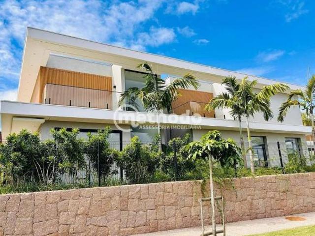 Mansão Contemporânea com Arquitetura Imponente, Área Social Cinematográfica e Lazer de Resort no Ped