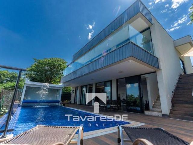 Mansão Contemporânea com Vista Privilegiada para a Reserva