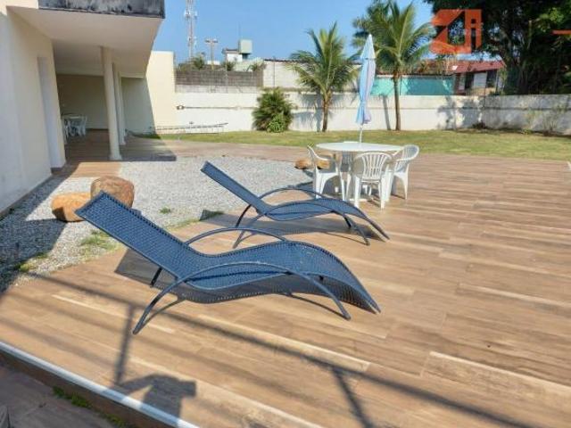 Mansão à venda com 5 suítes, 6 vagas à 50 mts da Praia da Enseada no Guarujá