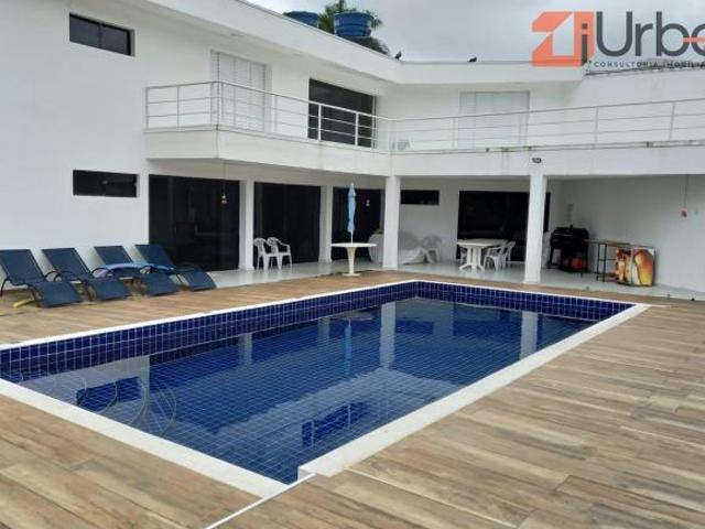 Mansão à venda com 5 suítes, 6 vagas à 50 mts da Praia da Enseada no Guarujá