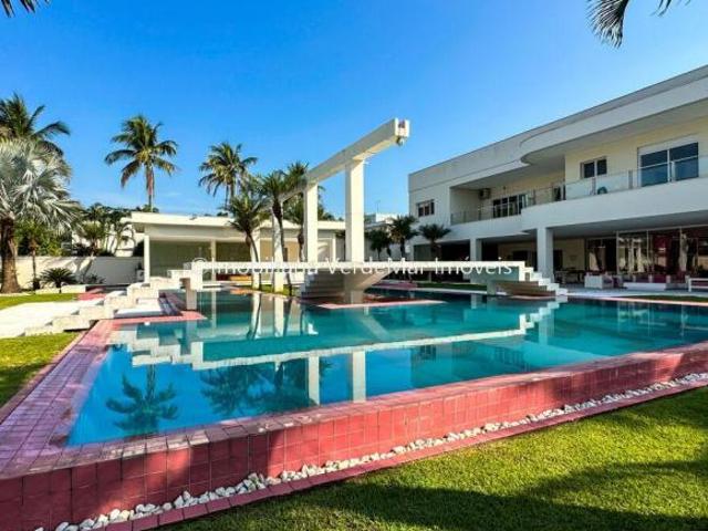 Mansão à venda no condomínio Jardim Acapulco na praia de Guarujá