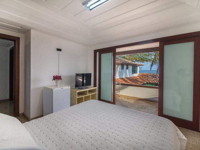 Mansão Beira Mar com Cinco Suítes na Praia da Ferradura Por Luxury Rentals
