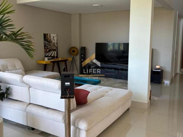 Mansão de alto padrão com 5 suítes, elevador e piscina com borda infinita