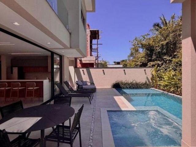 Mansão de Alto Padrão à Venda na Riviera de São Lourenço