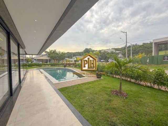 Mansão de Alto Padrão à Venda no Condomínio Figueira Garden – Atibaia/SP