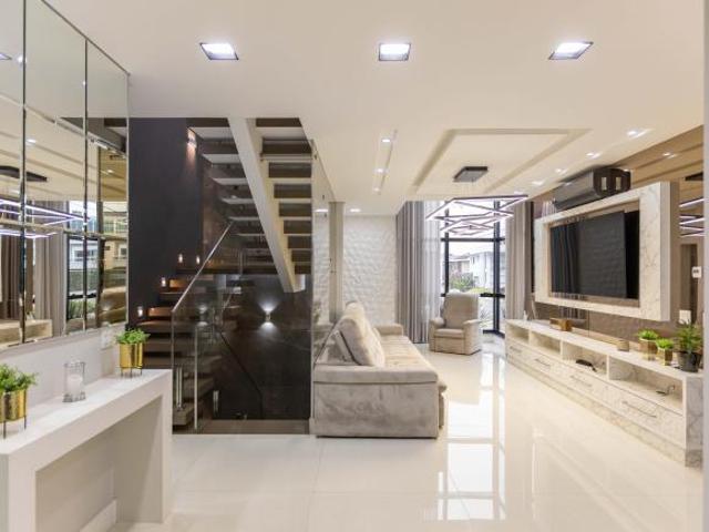 Mansão de Alto Padrão no Exclusivo Condomínio Plaza Madrid – Neoville