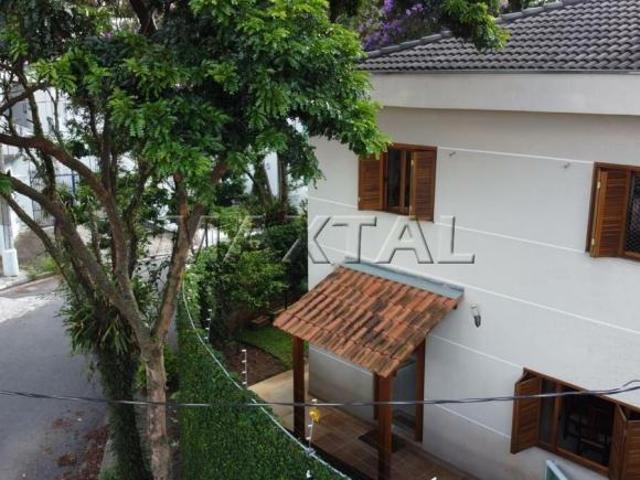 Mansão em condomínio fechado no jardim Leonor, 4 dormitórios, 3 vagas de garagem, de 300m²