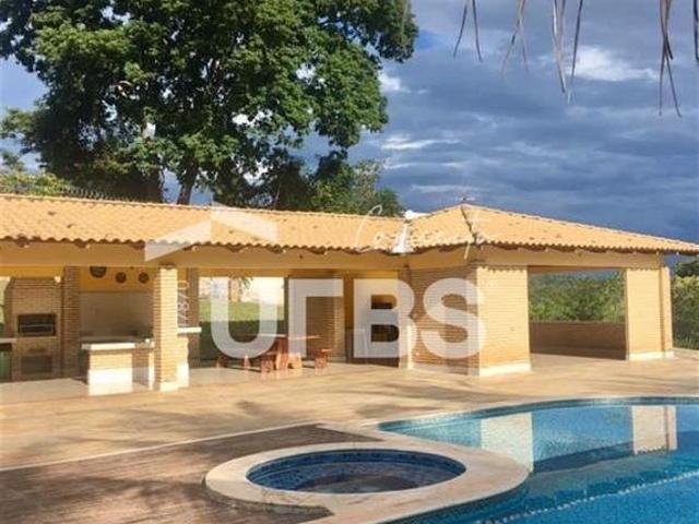 MANSÃO EXCLUSIVA À VENDA NA BEIRA DO LAGO CORUMBÁ