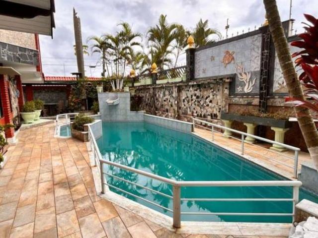 Mansão no Gaivota a Apenas 50 Metros do Mar – 12 Dormitórios, Piscina, Sauna e 711 m² de Construção!