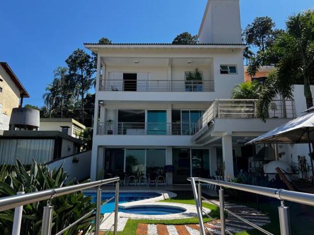 Mansão no Tremembé com 570 m², 4 suítes, 4 vagas. Porteira fechada