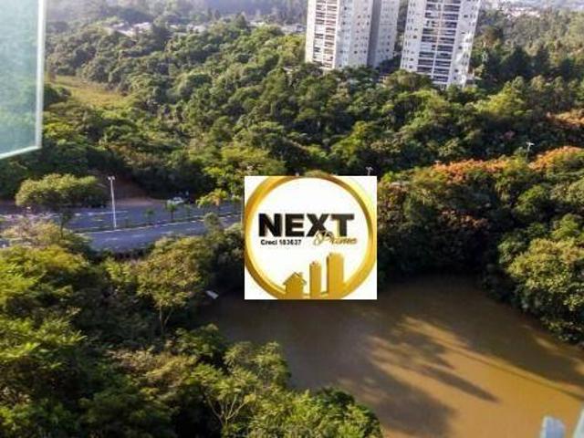 MANSÃO SUSPENSA COM VISTA PARA O LAGO EM ALPHAVILLE: REQUINTE, ESPAÇO EXCLUSIVO E MEZANINO SOB MEDID