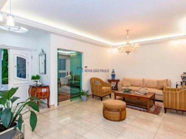 Mansão Suspensa Jardim da Saúde com 4 dormitórios, 2 suítes e quintal