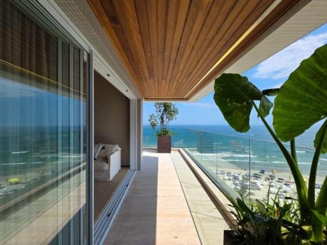 Mansão Suspensa na Riviera com 6 Suítes e Vista Panorâmica para o Mar