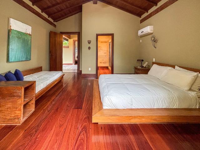 Mansão Praiana na Ferradura com Cinco Suítes