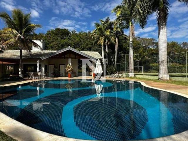 Mansão Térrea na Fazenda Vila Real – 5 Suítes, Piscina Orgânica e Terreno Plano de 6.135 m²