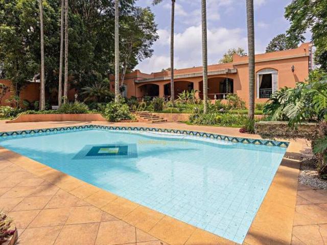 Casa térrea com 2400 m² de terreno, 4 suítes, piscina, jardim, 10 vagas no Alto da Boa Vista!
