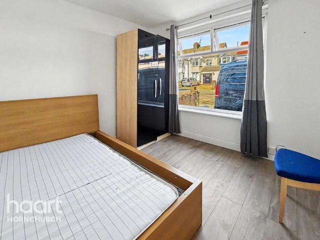 Manser Road, Rainham 5 bed semi detached house to rent £2,700 pcm £623 pw