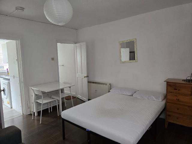 Mansfield Road, Ilford IG1, Studio to rent, £975 pcm | PrimeLocation