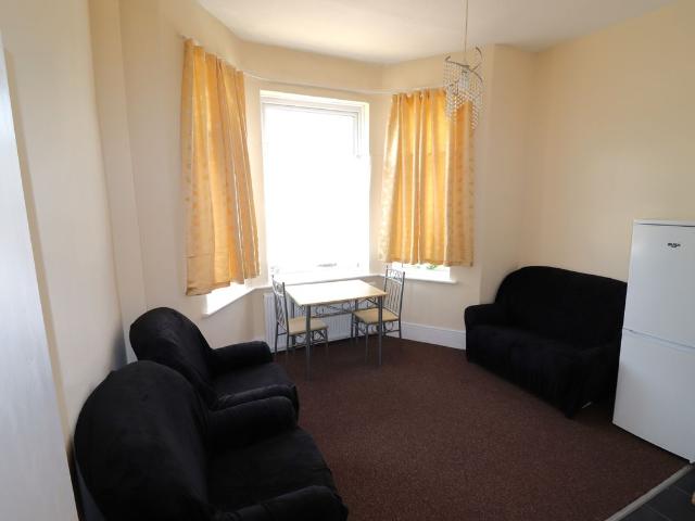 Mansfield Road, Ilford IG1, 1 bed flat to rent, £1,200 pcm | PrimeLocation