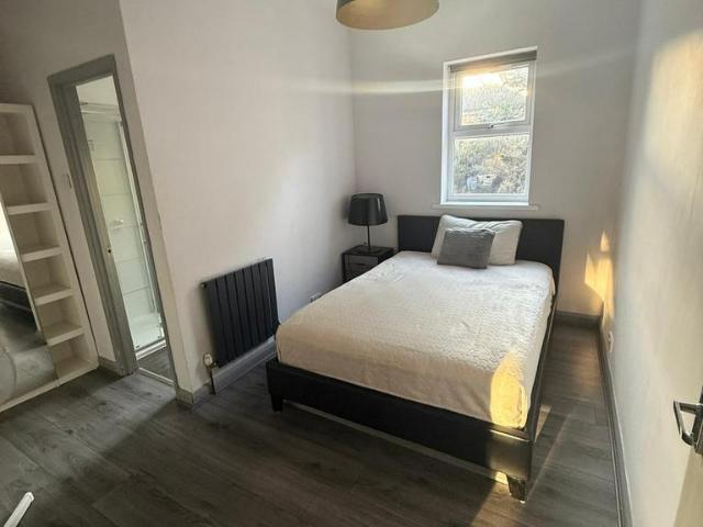 Mansfield Road, Ilford IG1 1 bed flat to rent £1,700 pcm £392 pw