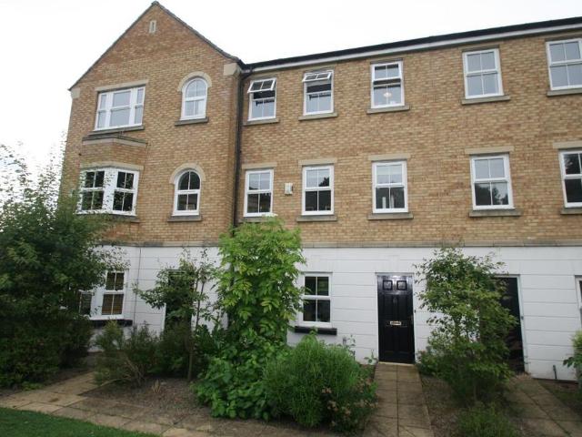 Mansion Gate, Leeds, West Yorkshire, LS7 4 bed terraced house to rent £1,695 pcm £391 pw