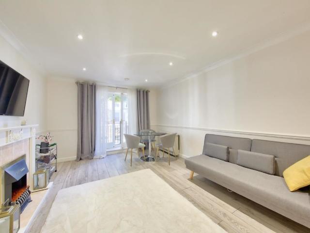 Manston House, Russell Road, Kensington, London, UK W14, 1 bed flat to rent, £2,500 pcm | PrimeLocation