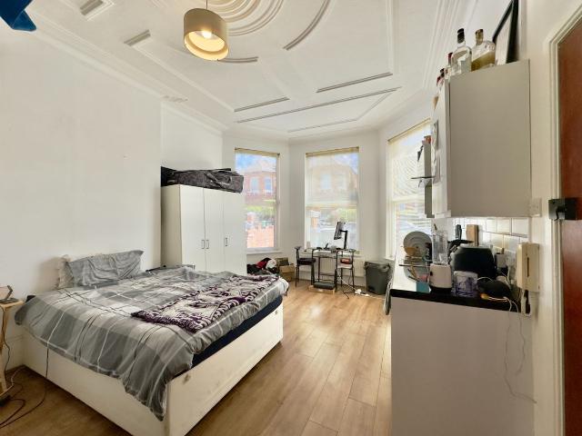 Manstone Road, Kilburn NW2, Studio to rent, £1,300 pcm | PrimeLocation