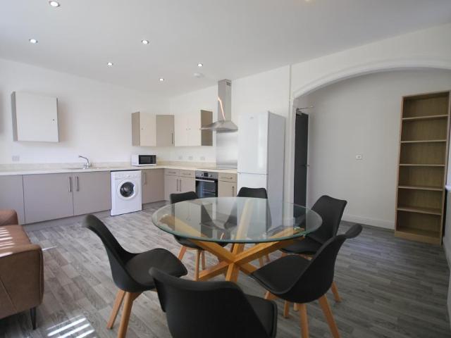 Mabfield Road, Fallowfield. 4 bed apartment to rent £2,773 pcm £640 pw