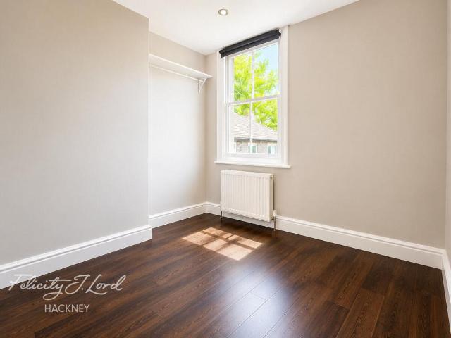 Mabley Street, London 2 bed apartment to rent £2,200 pcm £508 pw