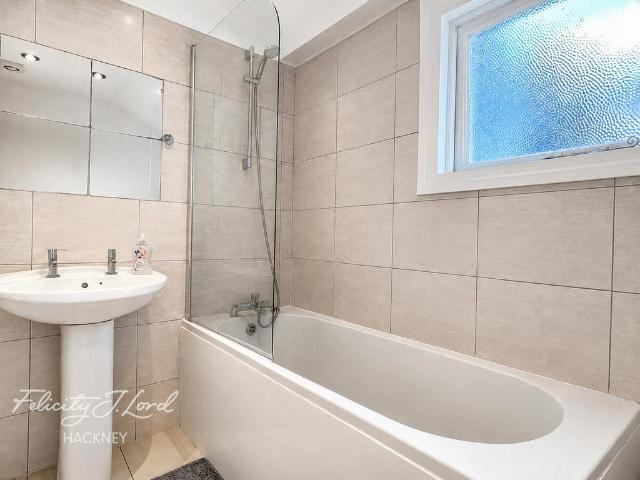 Mabley Street, London 2 bed apartment to rent £2,200 pcm £508 pw