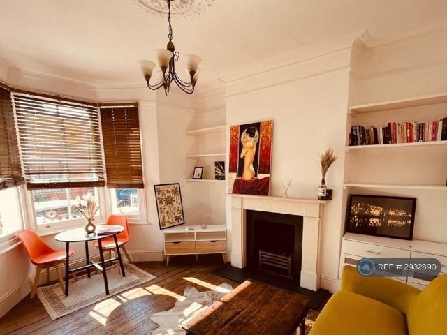 Mackay Road, London, SW4 1 bed flat to rent £2,400 pcm £554 pw