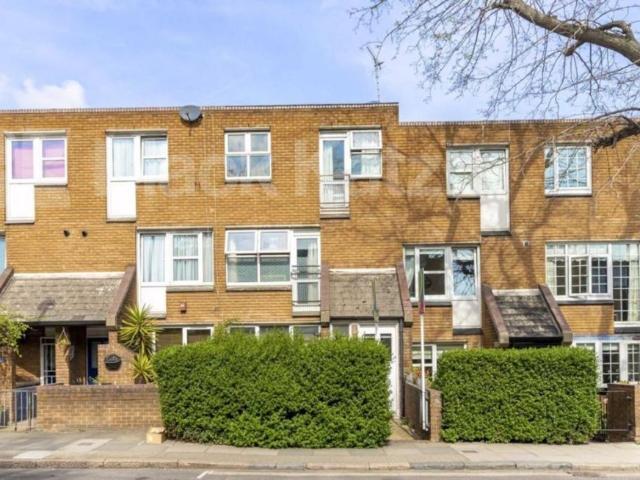 Mackenzie Road, Islington / Canonbury N7, 4 bed town house to rent, £4,312 pcm | PrimeLocation