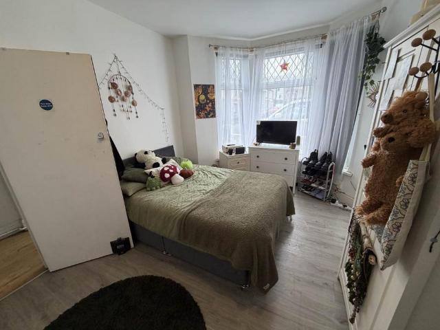 Mackintosh Place, Cardiff, 5 bed house to rent £2,400 pcm £554 pw