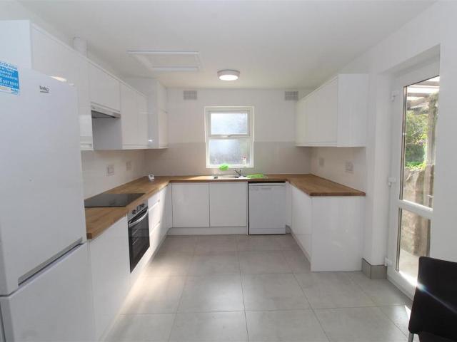 Mackintosh Place, Cardiff CF24 5 bed house to rent £2,750 pcm £635 pw