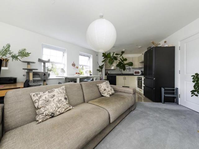 MacKintosh Street Bromley BR2 2 bed flat to rent £1,850 pcm £427 pw