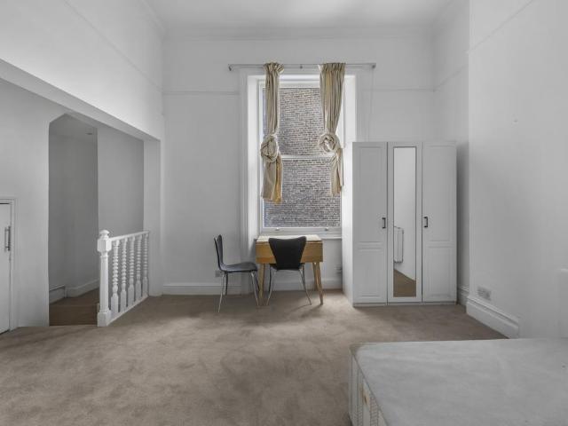 Maclise Road, London W14 Studio to rent £1,650 pcm £381 pw